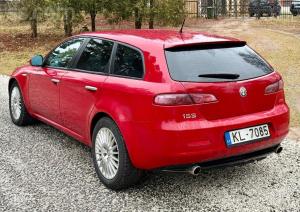 Red Alfa Romeo 159 2006 in Riga, with an engine capacity of 2.40 L and mileage of 329 thousand km for 2450 €, photo 4 on AUTOMOTO.COM.LV