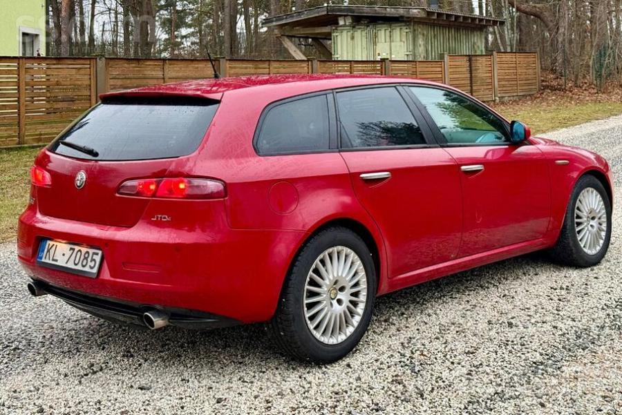 Red Alfa Romeo 159 2006 in Riga, with an engine capacity of 2.40 L and mileage of 329 thousand km for 2450 €, photo 5 on AUTOMOTO.COM.LV