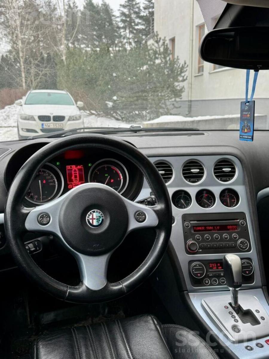 Red Alfa Romeo 159 2006 in Riga, with an engine capacity of 2.40 L and mileage of 329 thousand km for 2450 €, photo 6 on AUTOMOTO.COM.LV