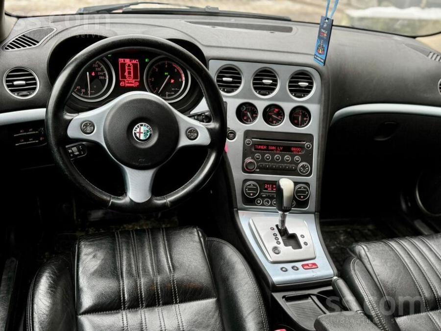 Red Alfa Romeo 159 2006 in Riga, with an engine capacity of 2.40 L and mileage of 329 thousand km for 2450 €, photo 8 on AUTOMOTO.COM.LV