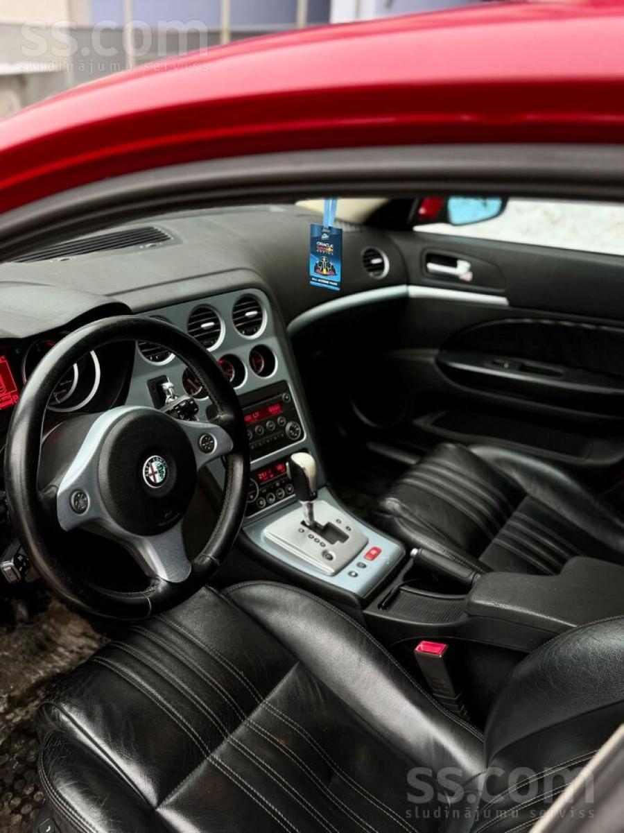 Red Alfa Romeo 159 2006 in Riga, with an engine capacity of 2.40 L and mileage of 329 thousand km for 2450 €, photo 9 on AUTOMOTO.COM.LV