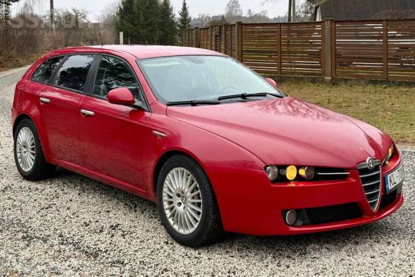 Alfa Romeo 159 2006 in Riga on AUTOMOTO.COM.LV Red Alfa Romeo 159 2006 in Riga, with an engine capacity of 2.40 L and mileage of 329 thousand km for 2250 ā¬, photo 3 on AUTOMOTO.COM.LV