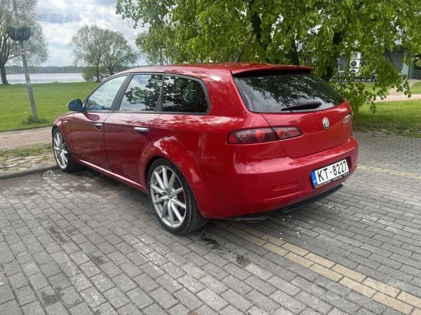 Sarkans Alfa Romeo 159 2007 Rīga, ar dzinēja tilpumu 2.40 L un nobraukumu 220 tūkst. km par 6000 €, foto 2 vietnē AUTOMOTO.COM.LV