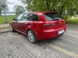 Red Alfa Romeo 159 2007 in Riga, with an engine capacity of 2.40 L and mileage of 220 thousand km for 6000 €, photo 2 on AUTOMOTO.COM.LV