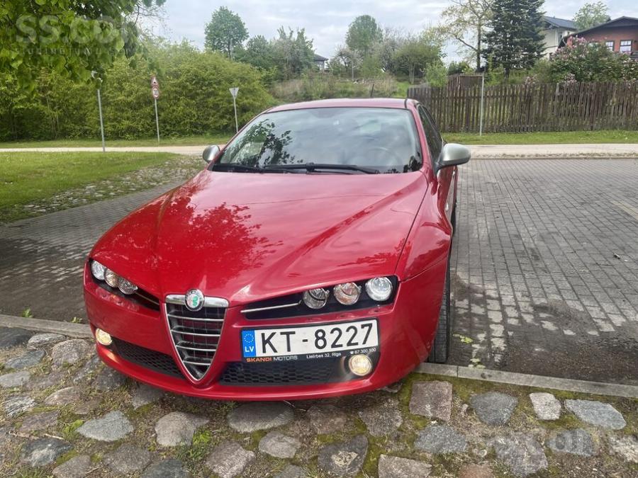 Red Alfa Romeo 159 2007 in Riga, with an engine capacity of 2.40 L and mileage of 220 thousand km for 6000 €, photo 3 on AUTOMOTO.COM.LV