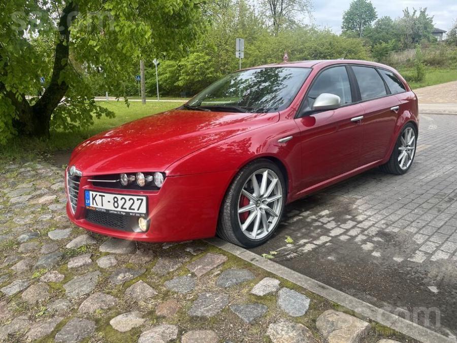 Red Alfa Romeo 159 2007 in Riga, with an engine capacity of 2.40 L and mileage of 220 thousand km for 6000 €, photo 4 on AUTOMOTO.COM.LV