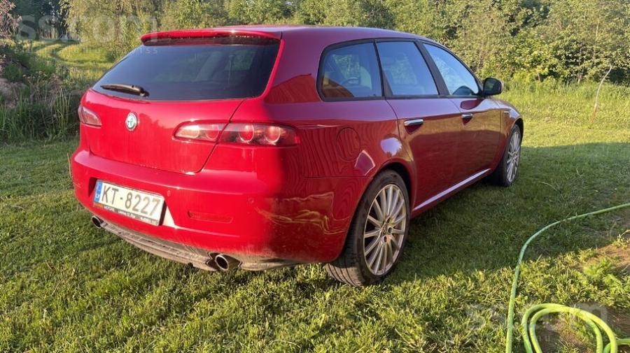 Red Alfa Romeo 159 2007 in Riga, with an engine capacity of 2.40 L and mileage of 220 thousand km for 6000 €, photo 5 on AUTOMOTO.COM.LV
