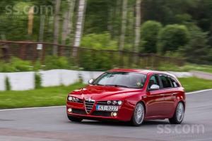 Red Alfa Romeo 159 2007 in Jurmala, with an engine capacity of 2.40 L and mileage of 235 thousand km for 4990 €, photo 3 on AUTOMOTO.COM.LV