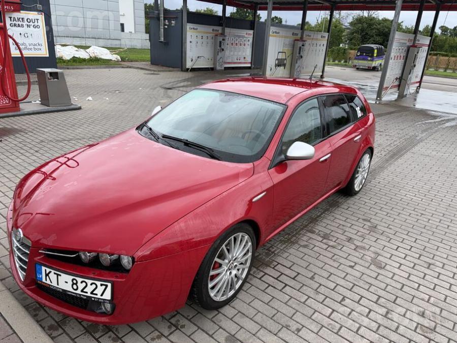 Red Alfa Romeo 159 2007 in Jurmala, with an engine capacity of 2.40 L and mileage of 235 thousand km for 4990 €, photo 6 on AUTOMOTO.COM.LV