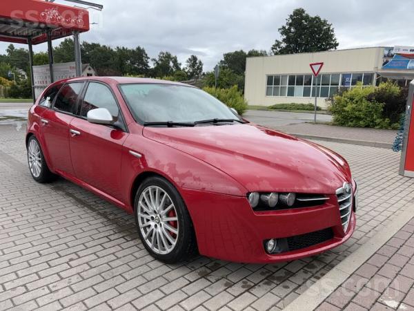 Red Alfa Romeo 159 2007 in Jurmala, with an engine capacity of 2.40 L and mileage of 235 thousand km for 4990 €, photo 7 on AUTOMOTO.COM.LV