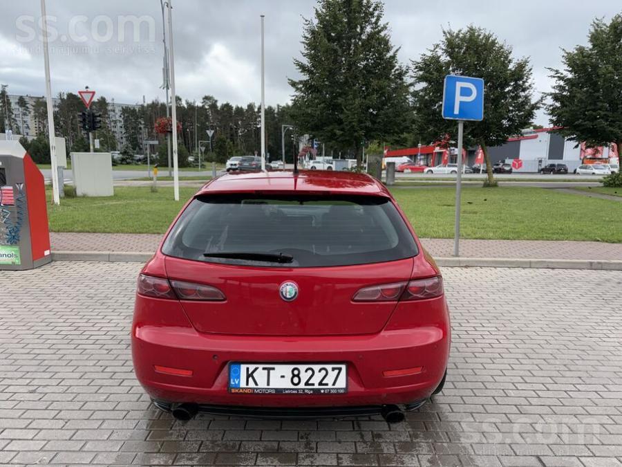Red Alfa Romeo 159 2007 in Jurmala, with an engine capacity of 2.40 L and mileage of 235 thousand km for 4990 €, photo 11 on AUTOMOTO.COM.LV