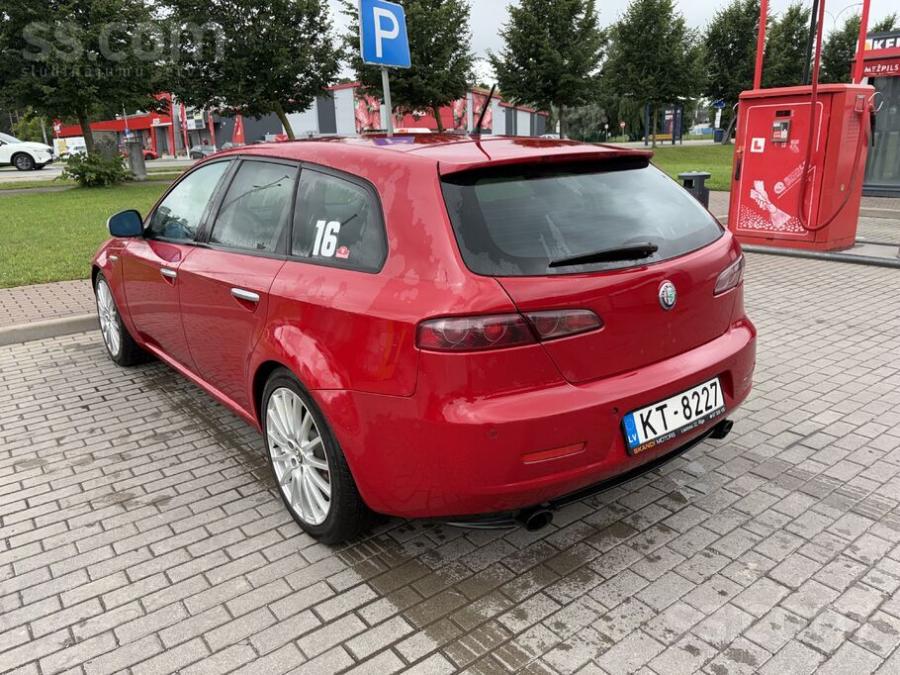 Red Alfa Romeo 159 2007 in Jurmala, with an engine capacity of 2.40 L and mileage of 235 thousand km for 4990 €, photo 12 on AUTOMOTO.COM.LV