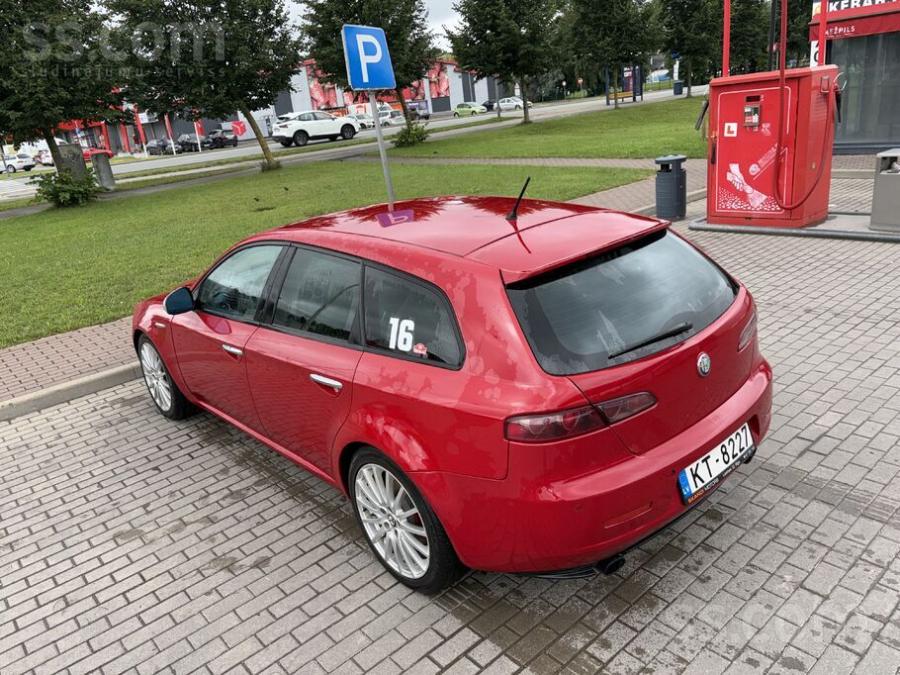 Red Alfa Romeo 159 2007 in Jurmala, with an engine capacity of 2.40 L and mileage of 235 thousand km for 4990 €, photo 13 on AUTOMOTO.COM.LV