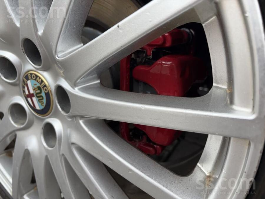 Red Alfa Romeo 159 2007 in Jurmala, with an engine capacity of 2.40 L and mileage of 235 thousand km for 4990 €, photo 14 on AUTOMOTO.COM.LV