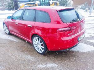 Red Alfa Romeo 159 2010 in Utena, with an engine capacity of 2.00 L and mileage of 279 thousand km for 3750 €, photo 4 on AUTOMOTO.COM.LV