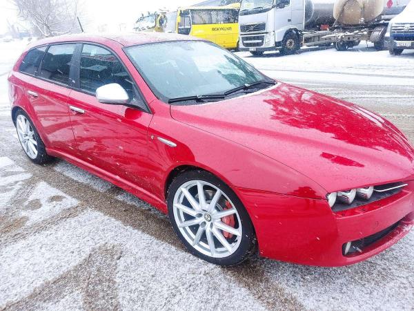 Red Alfa Romeo 159 2010 in Utena, with an engine capacity of 2.00 L and mileage of 279 thousand km for 3750 €, photo 5 on AUTOMOTO.COM.LV