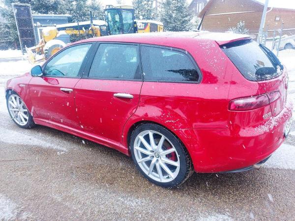 Red Alfa Romeo 159 2010 in Utena, with an engine capacity of 2.00 L and mileage of 279 thousand km for 3750 €, photo 6 on AUTOMOTO.COM.LV