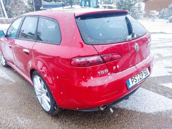 Red Alfa Romeo 159 2010 in Utena, with an engine capacity of 2.00 L and mileage of 279 thousand km for 3750 €, photo 9 on AUTOMOTO.COM.LV