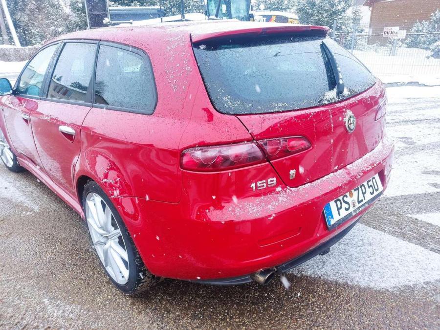 Red Alfa Romeo 159 2010 in Utena, with an engine capacity of 2.00 L and mileage of 279 thousand km for 3750 €, photo 9 on AUTOMOTO.COM.LV