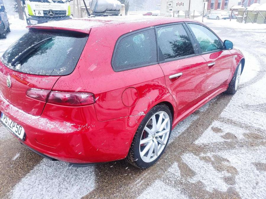 Red Alfa Romeo 159 2010 in Utena, with an engine capacity of 2.00 L and mileage of 279 thousand km for 3750 €, photo 10 on AUTOMOTO.COM.LV