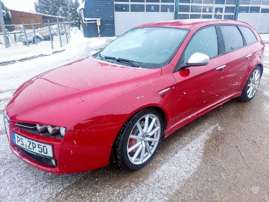 Red Alfa Romeo 159 2010 in Utena, with an engine capacity of 2.00 L and mileage of 279 thousand km for 3750 €, photo 11 on AUTOMOTO.COM.LV