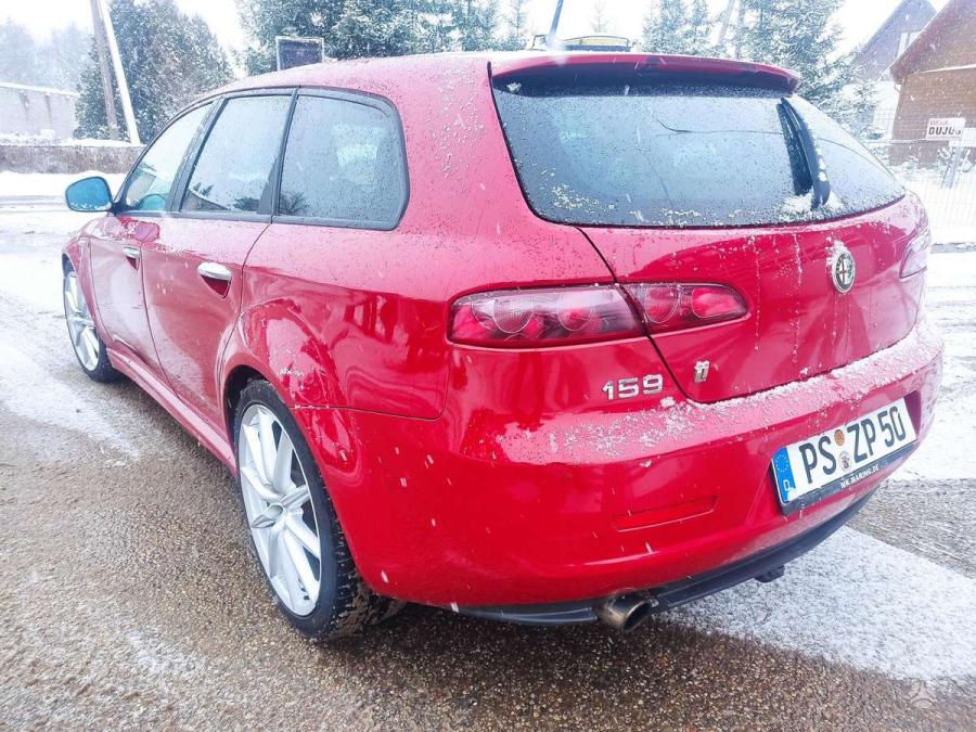 Red Alfa Romeo 159 2010 in Utena, with an engine capacity of 2.00 L and mileage of 279 thousand km for 3750 €, photo 13 on AUTOMOTO.COM.LV