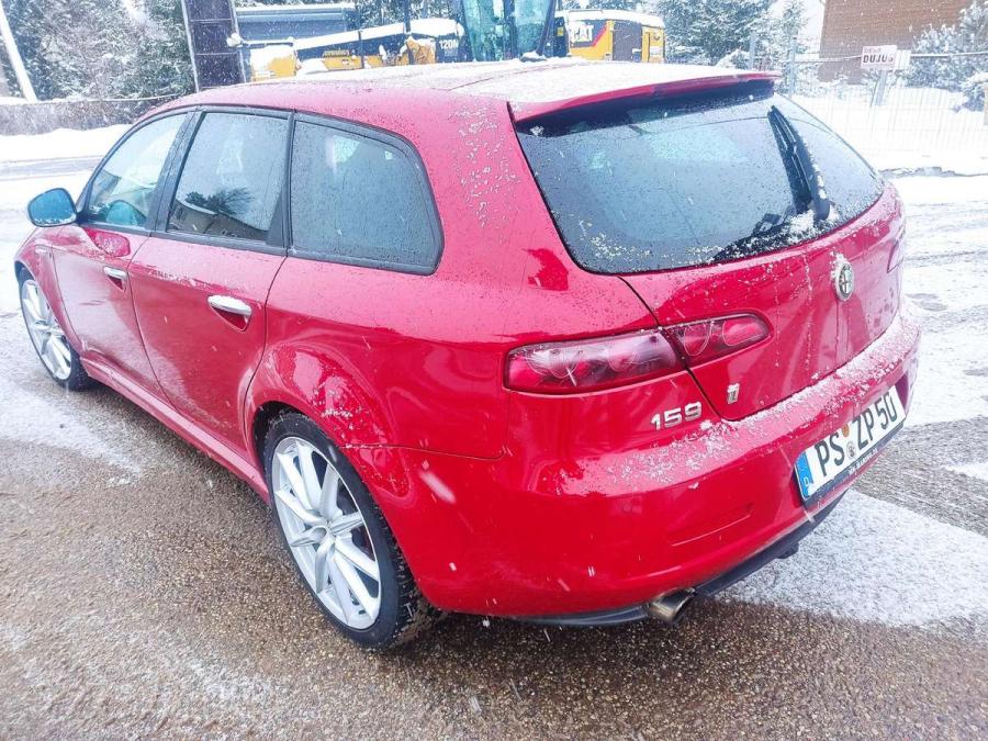 Red Alfa Romeo 159 2010 in Utena, with an engine capacity of 2.00 L and mileage of 279 thousand km for 3750 €, photo 14 on AUTOMOTO.COM.LV
