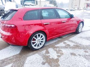 Red Alfa Romeo 159 2010 in Utena, with an engine capacity of 2.00 L and mileage of 279 thousand km for 3750 €, photo 17 on AUTOMOTO.COM.LV