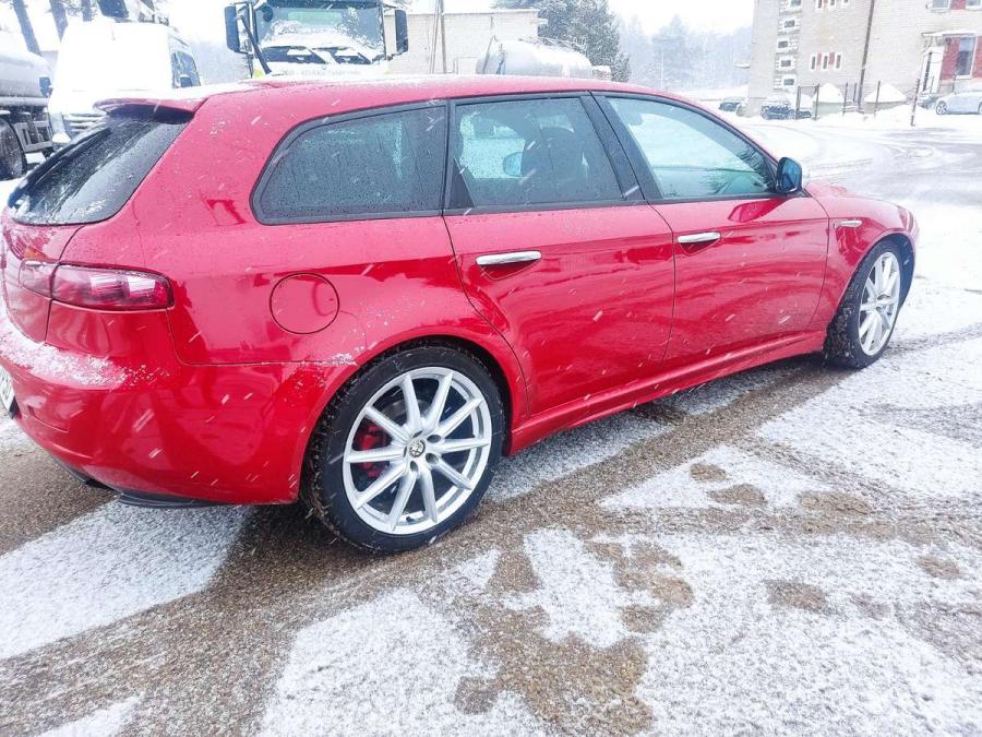 Red Alfa Romeo 159 2010 in Utena, with an engine capacity of 2.00 L and mileage of 279 thousand km for 3750 €, photo 17 on AUTOMOTO.COM.LV