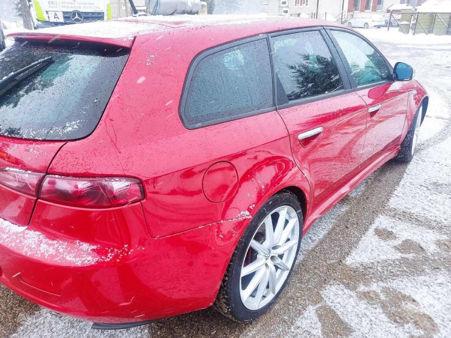 Red Alfa Romeo 159 2010 in Utena, with an engine capacity of 2.00 L and mileage of 279 thousand km for 3750 €, photo 18 on AUTOMOTO.COM.LV