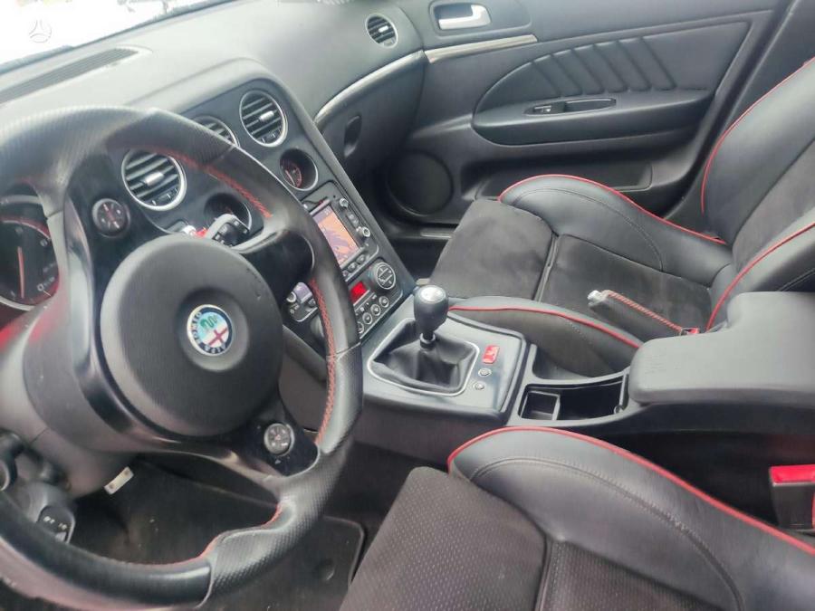 Red Alfa Romeo 159 2010 in Utena, with an engine capacity of 2.00 L and mileage of 279 thousand km for 3750 €, photo 22 on AUTOMOTO.COM.LV