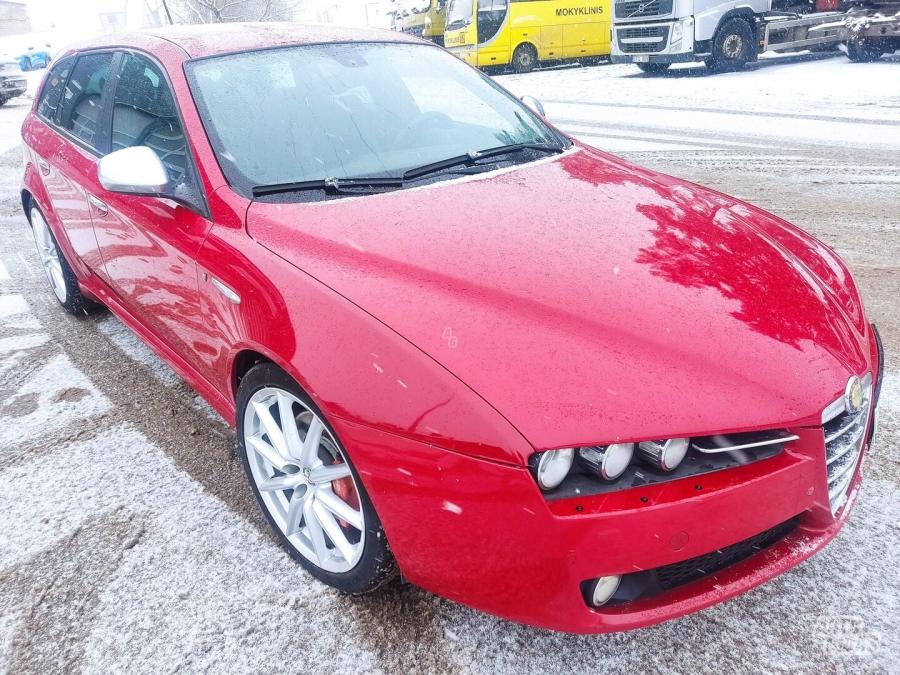 Red Alfa Romeo 159 2010 in Utena, with an engine capacity of 2.00 L and mileage of 258 thousand km for 3750 €, photo 1 on AUTOMOTO.COM.LV