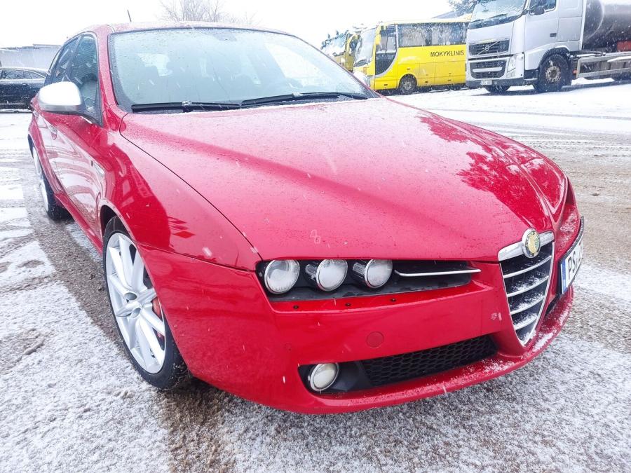 Red Alfa Romeo 159 2010 in Utena, with an engine capacity of 2.00 L and mileage of 258 thousand km for 3750 €, photo 2 on AUTOMOTO.COM.LV