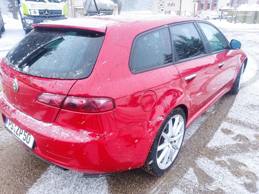 Red Alfa Romeo 159 2010 in Utena, with an engine capacity of 2.00 L and mileage of 258 thousand km for 3750 €, photo 4 on AUTOMOTO.COM.LV