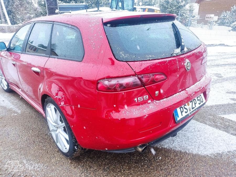 Red Alfa Romeo 159 2010 in Utena, with an engine capacity of 2.00 L and mileage of 258 thousand km for 3750 €, photo 7 on AUTOMOTO.COM.LV