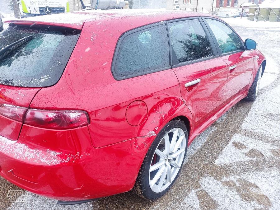 Red Alfa Romeo 159 2010 in Utena, with an engine capacity of 2.00 L and mileage of 258 thousand km for 3750 €, photo 18 on AUTOMOTO.COM.LV