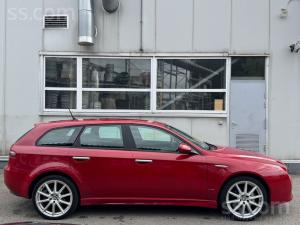 Sarkans Alfa Romeo 159 2010 Rīga, ar dzinēja tilpumu 1.80 L un nobraukumu 116 tūkst. km par 5900 €, foto 5 vietnē AUTOMOTO.COM.LV