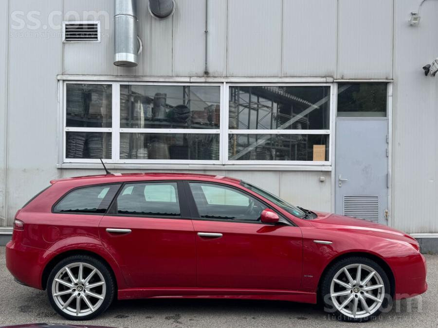 Sarkans Alfa Romeo 159 2010 Rīga, ar dzinēja tilpumu 1.80 L un nobraukumu 116 tūkst. km par 5900 €, foto 5 vietnē AUTOMOTO.COM.LV