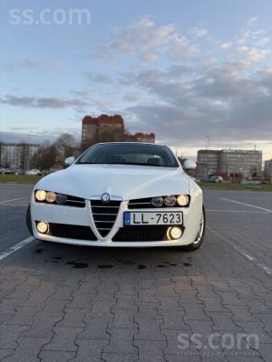 White Alfa Romeo 159 2008 in Riga, with an engine capacity of 1.90 L and mileage of 280 thousand km for 2900 €, photo 3 on AUTOMOTO.COM.LV