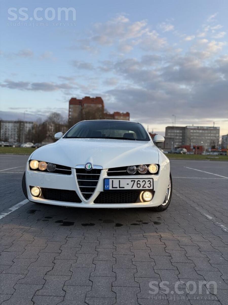 White Alfa Romeo 159 2008 in Riga, with an engine capacity of 1.90 L and mileage of 280 thousand km for 2900 €, photo 3 on AUTOMOTO.COM.LV