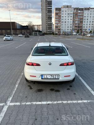 White Alfa Romeo 159 2008 in Riga, with an engine capacity of 1.90 L and mileage of 280 thousand km for 2900 €, photo 4 on AUTOMOTO.COM.LV