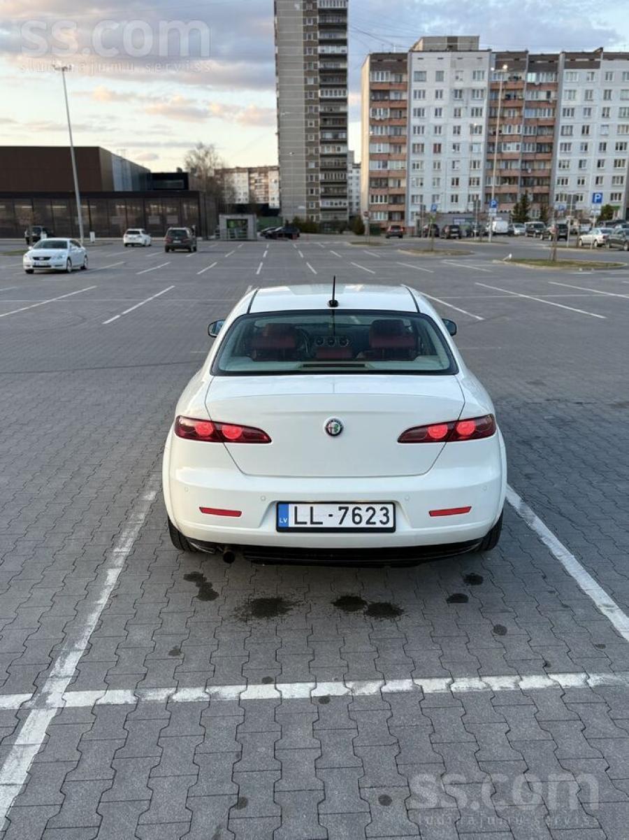 White Alfa Romeo 159 2008 in Riga, with an engine capacity of 1.90 L and mileage of 280 thousand km for 2900 €, photo 4 on AUTOMOTO.COM.LV