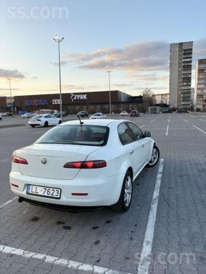 White Alfa Romeo 159 2008 in Riga, with an engine capacity of 1.90 L and mileage of 280 thousand km for 2900 €, photo 5 on AUTOMOTO.COM.LV