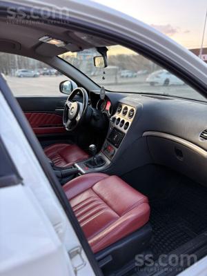 White Alfa Romeo 159 2008 in Riga, with an engine capacity of 1.90 L and mileage of 280 thousand km for 2900 €, photo 7 on AUTOMOTO.COM.LV