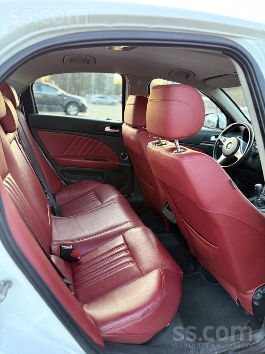 White Alfa Romeo 159 2008 in Riga, with an engine capacity of 1.90 L and mileage of 280 thousand km for 2900 €, photo 8 on AUTOMOTO.COM.LV