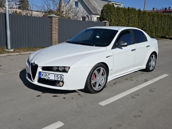 White Alfa Romeo 159 2010 in Radviliskis, with an engine capacity of 1.90 L and mileage of 314 thousand km for 2999 €, photo 1 on AUTOMOTO.COM.LV