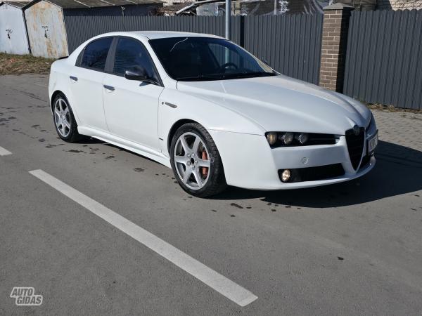 White Alfa Romeo 159 2010 in Radviliskis, with an engine capacity of 1.90 L and mileage of 314 thousand km for 2999 €, photo 3 on AUTOMOTO.COM.LV
