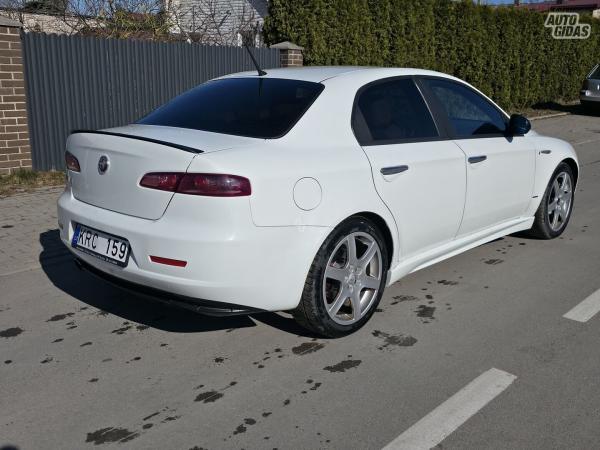 White Alfa Romeo 159 2010 in Radviliskis, with an engine capacity of 1.90 L and mileage of 314 thousand km for 2999 €, photo 4 on AUTOMOTO.COM.LV