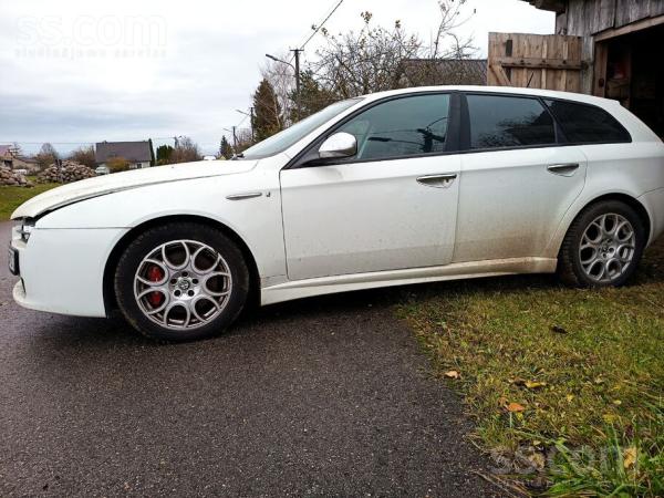 White Alfa Romeo 159 2008 in Daugavpils, with an engine capacity of 2.20 L and mileage of 190 thousand km for 900 €, photo 2 on AUTOMOTO.COM.LV
