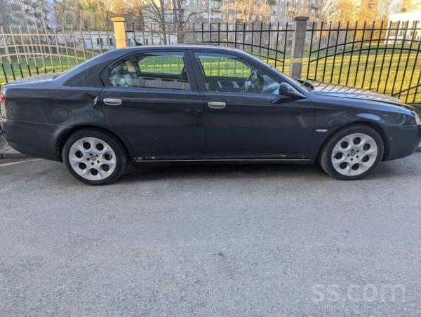 Black Alfa Romeo 166 2004 in Riga, with an engine capacity of 2.40 L and mileage of 316 thousand km for 400 €, photo 2 on AUTOMOTO.COM.LV